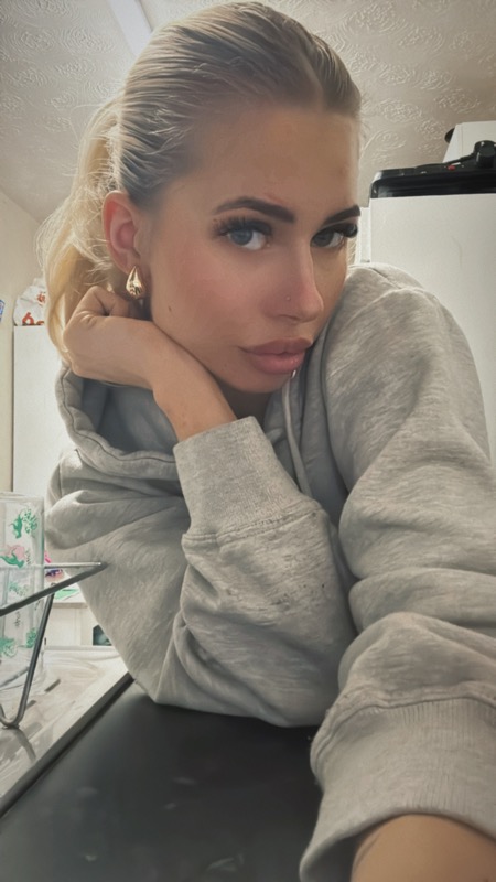 Holly Finch x (@hollyriannaa) is LIVE - TikTok LIVE