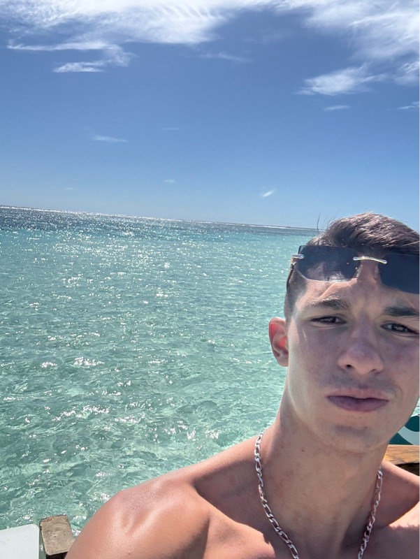 Abz _🦁🐺 (@aaron_7434) is LIVE - TikTok LIVE